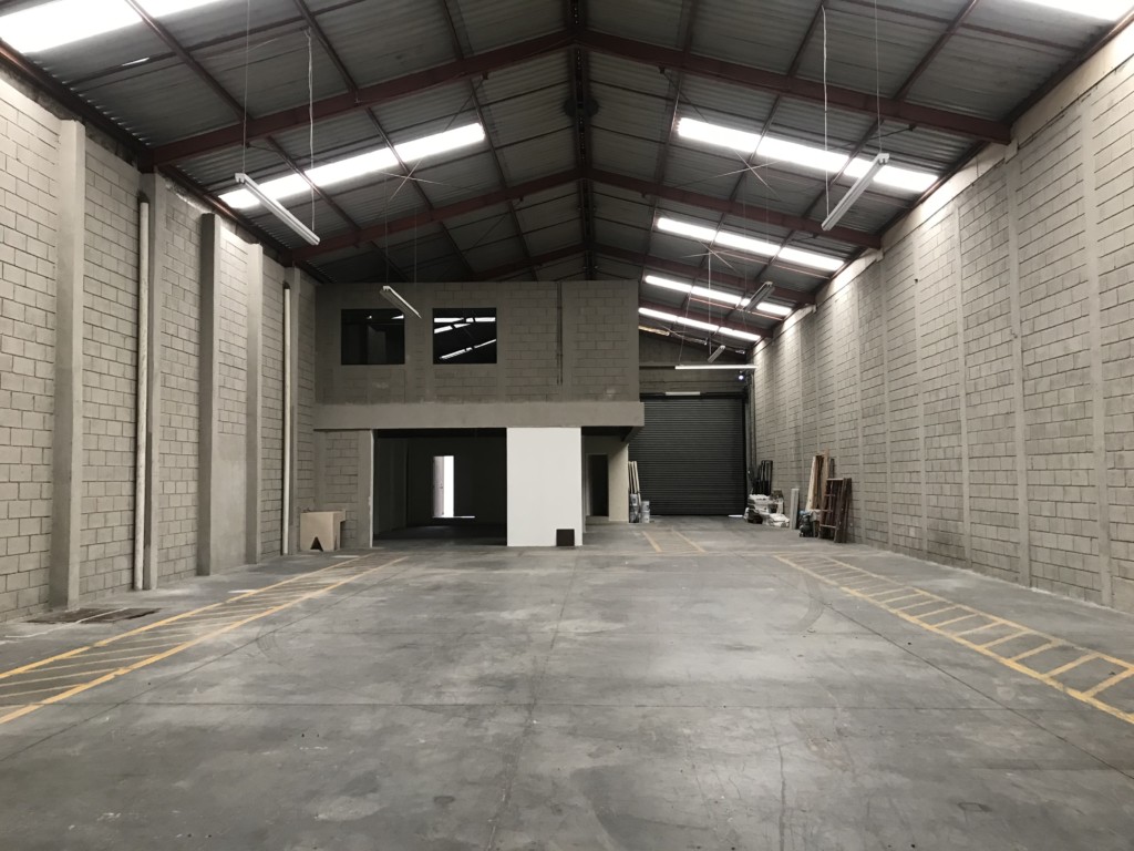 #0077 Amplia bodega en Renta Zona 10 – Inmobiliaria ADMASA
